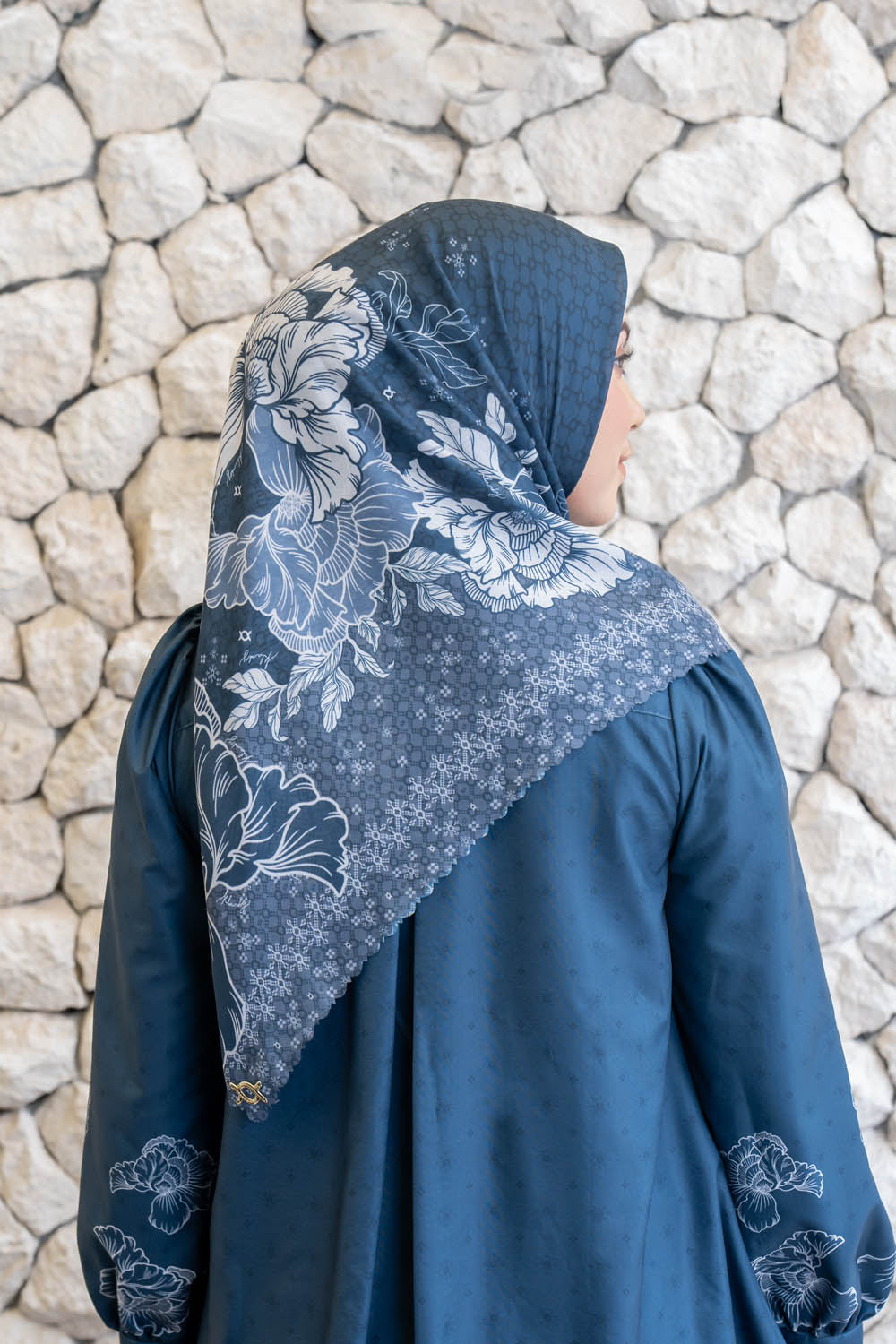 Leysha Scarf (Minor) Lunar Blue – Wearing Klamby