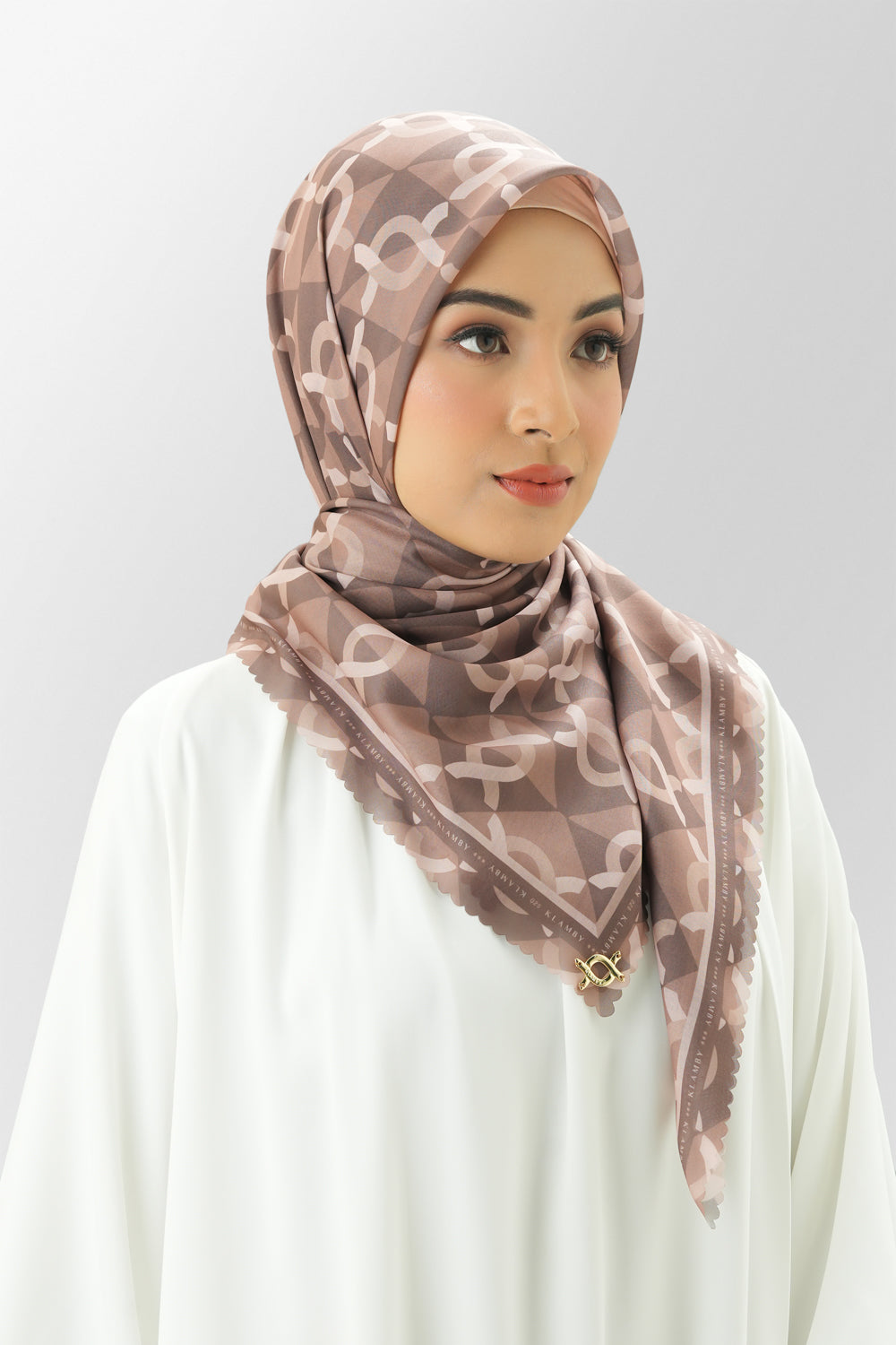 Grande Monogram Scarf 25 Camel – Wearing Klamby